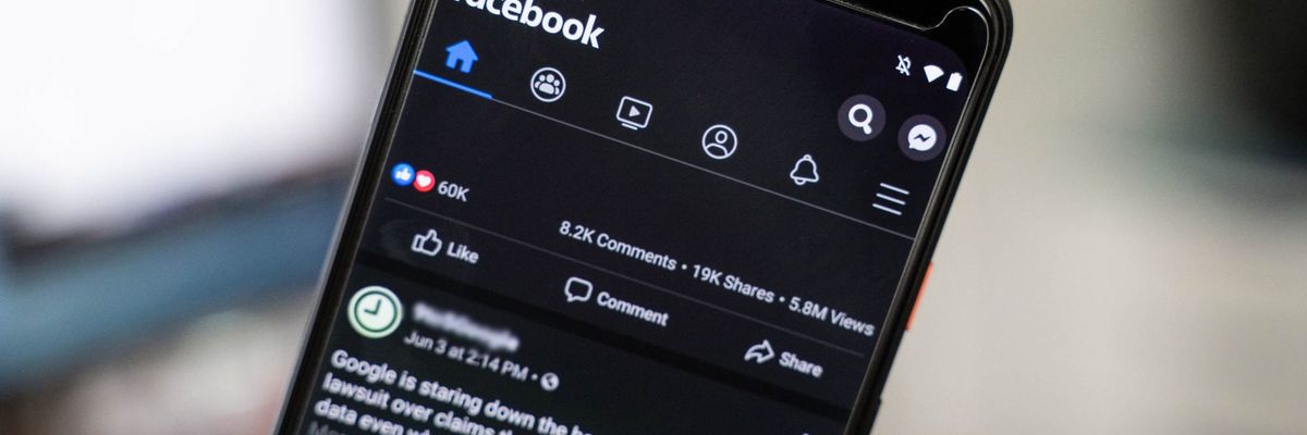 Cách bật chế độ Dark Mode Facebook trên iOS và Android