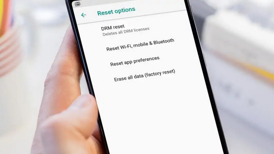 Factory reset là gì, và tại sao nó không hoàn toàn "xóa sổ" được virus?