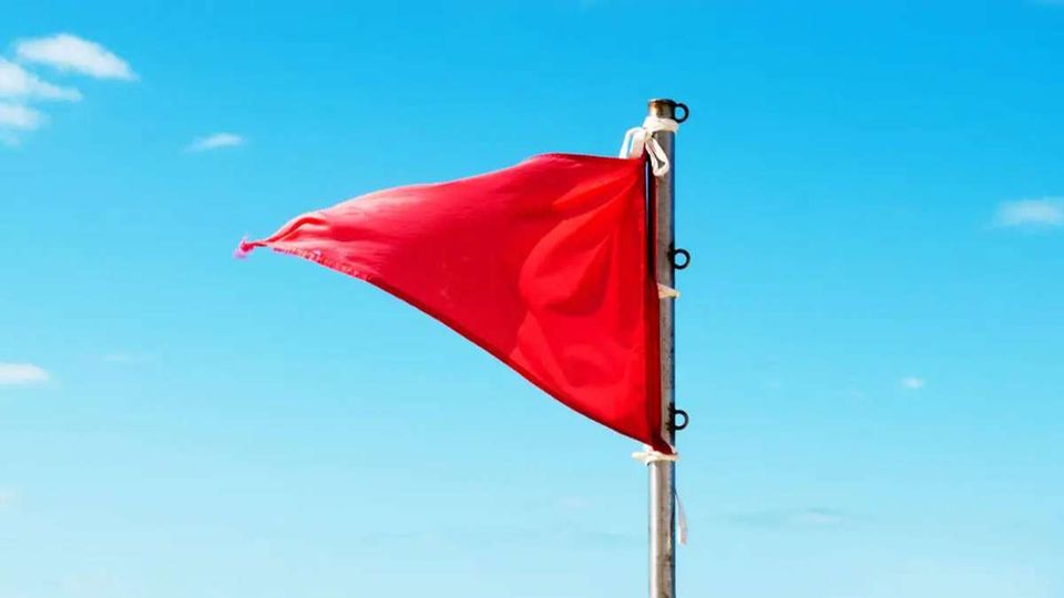 Red Flag là gì? 10 Dấu hiệu cảnh báo Red Flag trong tình yêu